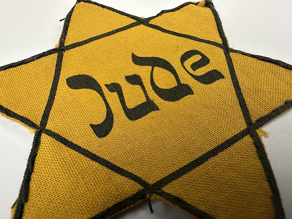 AMAZING JUDE STAR OF DAVID worn with jewish Hebreu writtings on the ...