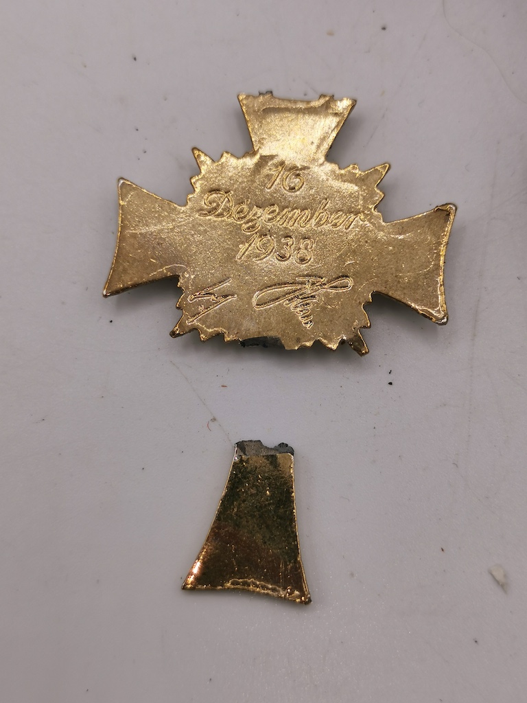 WW2 German NAZI Mother Cross Medal in gold BROKEN