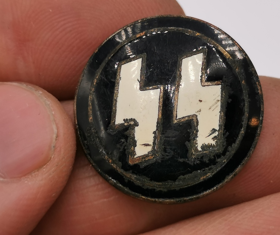 WAFFEN SS MEMBERSHIP ENAMEL PIN BY RZM RELIC GROUND DUG FOUND